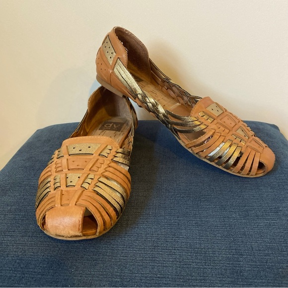 Dolce Vita | Shoes | Dolce Vita Tan And Bronze Metallic Huaraches Size ...